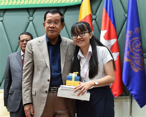 សម្ដេចតេជោ ហ៊ុន សែន បន្តជំរុញលើកទឹកចិត្តដល់សិស្សនិទ្ទេស A ឱ្យប្រឹងប្រែងសិក្សាបន្តទៀត ក្រសួងព័ត៌មាន