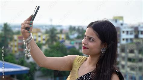 Vídeo Do Stock Beautiful Indian Girl Taking Selfie On Her Mobile Phone