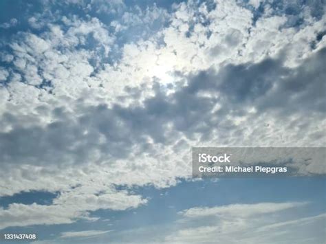 푸른 하늘에 렌즈 플레어와 구름이 있는 태양광선의 아름다운 경치 0명에 대한 스톡 사진 및 기타 이미지 0명 경관 구름 Istock