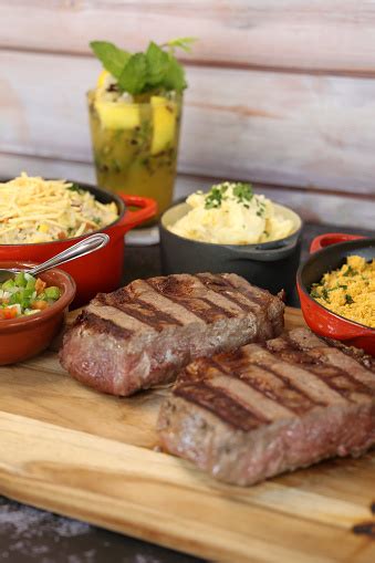 그릴 자국과 파로파반주를 곁들인 안초 스테이크 브라질 음식 Farofa에 대한 스톡 사진 및 기타 이미지 Farofa 고급