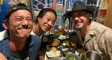 吴慷仁素颜曝光，面容消瘦像村口大爷，在街上吃东西不顾明星包袱网友演技棣棣