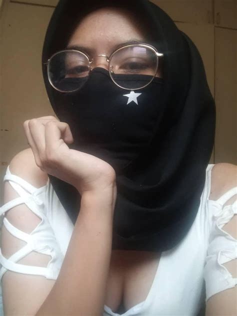 On or off you choose : r/HijabiXXX