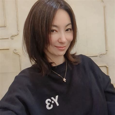 真山景子 息子とみんなでお出かけ😊 この前修学旅行で京都に行った息子が私がオレンジが好きだからと手作りで作ったブレスをつけてます 👍 ありがとう めっちゃ好きな色だわ 真山景子 まや