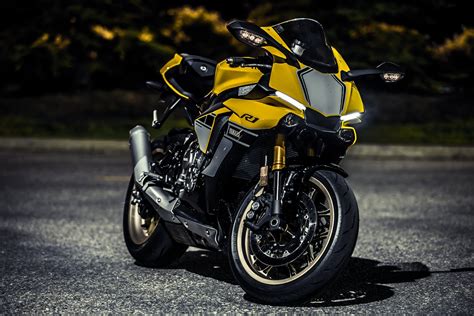 4k Ultra Hd Yamaha Yzf R1 Bold Yellow Speed Machine 5472x3648