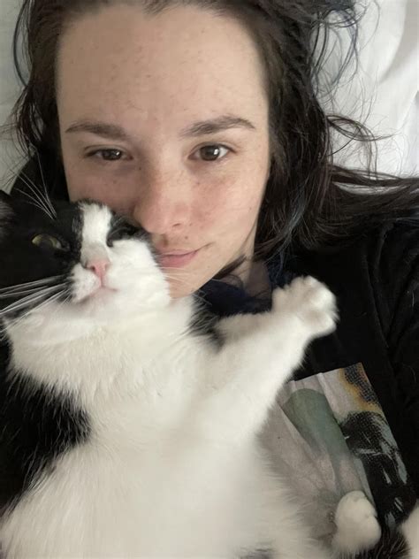 Say Hi To My Freckles And My Cat Hahaha R Freckledgirls