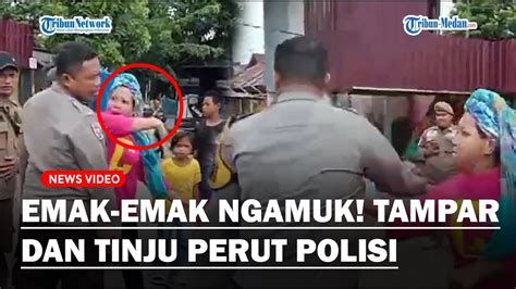 NGAMUK! Emak-Emak di Makassar Tampar dan Tinju Perut Polisi Tak Terima ...