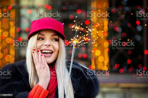 세련된 겨울 의상을 입고 보케 배경에서 스파클러와 재미를 입고 고급 금발 소녀 텍스트 공간 20 24세에 대한 스톡 사진 및 기타 이미지 Istock