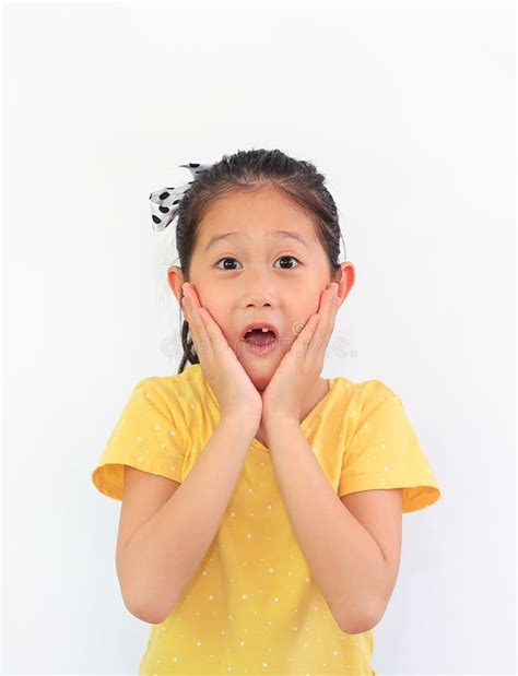 白色背景中，兴奋的亚洲小女孩的肖像，她的牙断，手摸着自己的脸颊 库存图片 图片 包括有 兴奋 经纪 211315725