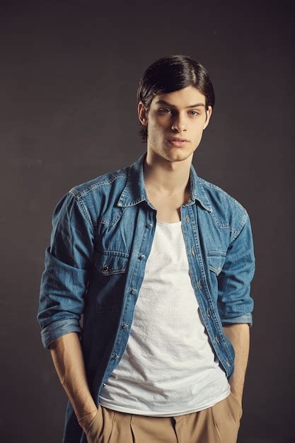 Portrait D Un Beau Jeune Homme Photo Gratuite