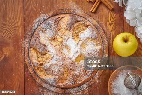애플 사과 어두운 나무 식탁 평면도에 계 피와 함께 프랑스 케이크 가을에 대한 스톡 사진 및 기타 이미지 가을 계피 과일 Istock