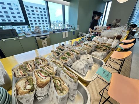 Thoughtworks เช้านี้ที่ออฟฟิศ Thoughtworks เราสตาร์ทวันด้วยมื้อเช้าอร่อยๆ 🍳🥞🥐 เป็นการเติมพลัง