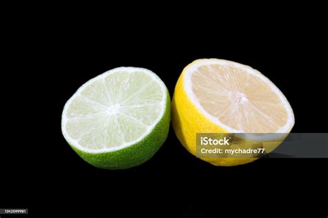 노란 레몬과 녹색 라임의 감귤류 과일 전체 및 절반 검은 색 배경에 격리 클로즈업 0명에 대한 스톡 사진 및 기타 이미지 0명 감귤류 과일 건강한 식생활 Istock