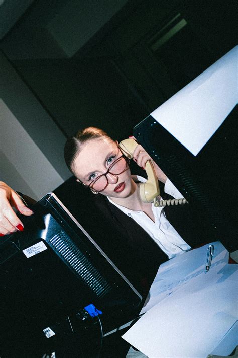 실내 간부 격식 있는 격식있는 옷차림 경영 관리 관리자 기술 기업 기업 세계 늦은 밤 디지털 통신 멀티 태스킹 문서 바쁜 밤 보스 봉납