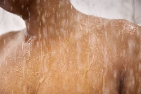 밤 샤워가 더 위생적 미생물학자는 천만의 말씀”