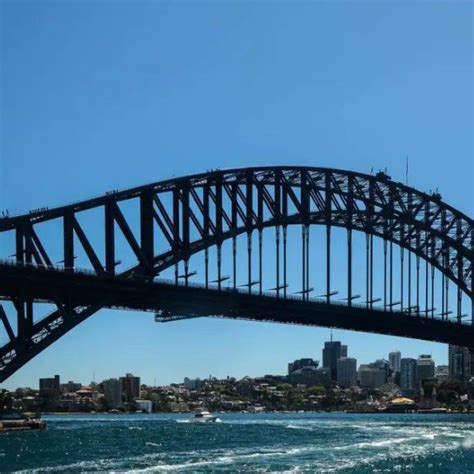 Ưu điểm Của Polyaspartic Polyurea Trong Bảo Vệ Cấu Trúc Thép Cầu