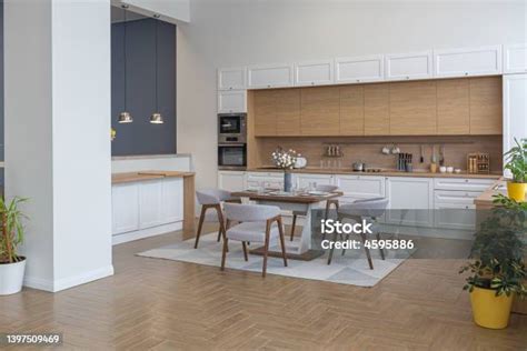 미니멀리스트 현대 인테리어 디자인 중앙에 기둥이있는 흰색 파란색 및 진한 파란색 색상의 스칸디나비아 스타일의 오픈 플랜이있는 거대한 밝은 아파트입니다 주방 공간 사무실 및