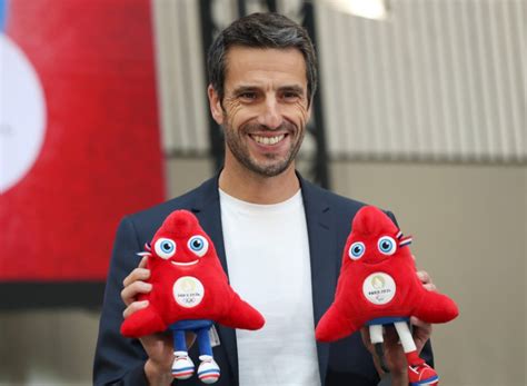 Paris 2024 Олимпын наадмын бэлгэ тэмдэг улаан малгай г Хятадад үйлдвэрлэнэ