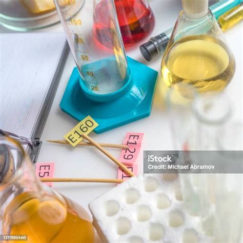 실험실 도우미의 책상 첨가제 E 정제 테스트 튜브 및 악기 클로즈업 식품 실험실 0명에 대한 스톡 사진 및 기타 이미지 0명 Stem 주제 고급 Istock