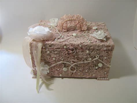 Сватбен комплект “Каменна дантела“ кутия за подаръци чаши и бутилка Ръчна изработка на