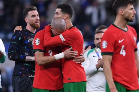 Видео Емотивно Пепе неутешно плаче по испаѓањето на Португалија Роналдо го гушка и теши