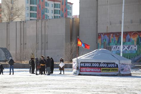 УИХ ын гишүүн Г Дамдинням ирж жагсагчидтай уулзлаа