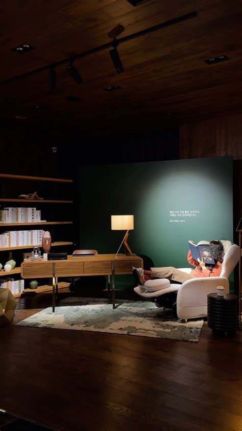 슬하홈🍃 하슬진 점점 짙어지는 분위기🍂 해질녘의 어스름한 푸른빛도 맘에 들고 선반으로 공간분리 한것도 맘에 든다 내 방은 계속 변화하는 중➿ Instagram