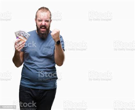 격리 된 배경 화가 위에 돈과 미친과 제기 손으로 소리 분노와 좌절 외치고 분노 개념의 젊은 Hipster 남자 지주 무리 감정에 대한 스톡 사진 및 기타 이미지 Istock