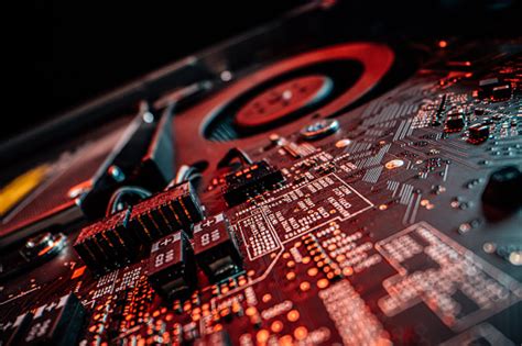 극적인 네온 컬러 조명아래 칩 회로 기판 및 구성 요소를 보여주는 데스크톱 컴퓨터의 내부에 Cpu 냉각 팬의 매크로 클로즈업 샷 0명에 대한 스톡 사진 및 기타 이미지