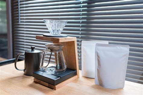 손 드립 커피 바리스타 는 커피 숍 개념을 양조의 모형 빈 패키지 커피 대체 방법으로 드립 커피를 만드는 가루로 빻은에 대한 스톡 사진 및 기타 이미지 Istock