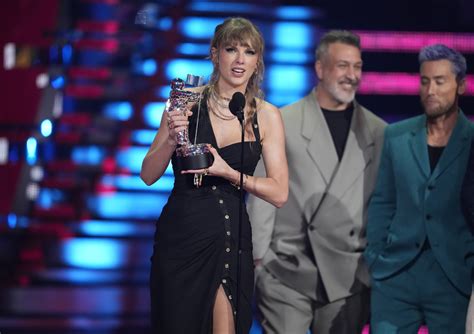Taylor Swift Wins Twice Early At Mtv Video Music Awards Inquirer