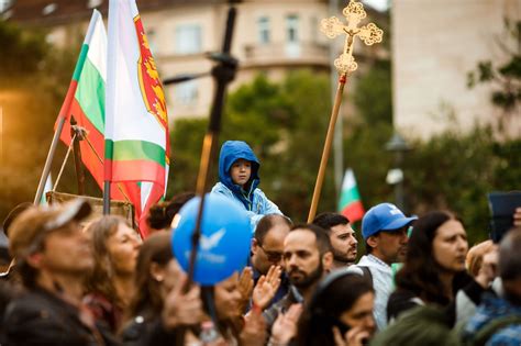 Близо 10 000 души подкрепиха истинското семейство между мъж и жена в София Искра бг