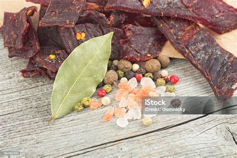 나무 배경에 말린 쇠고기 육포 조각 후추 바다 소금과 월계수 잎 고기에 대한 스톡 사진 및 기타 이미지 고기 굽기 돼지고기 Istock