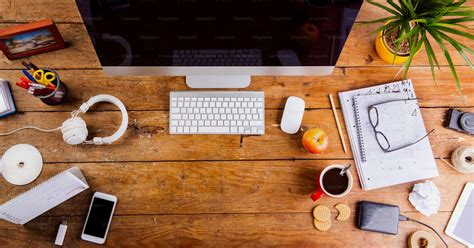 다양한 가제트와 사무용품이 구비된 책상 직장 주변의 컴퓨터 스마트 폰 및 문구류 플랫 레이 공간을 복사합니다 사진 Unsplash의 컴퓨터 이미지