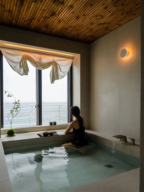 삼척 스테이 시소소 삼척의 아침 한입 한입에 담은 고요한 자연 저희 조식은 지역의 신선한 제철 재료로 준비됩니다 따뜻하고 깊은 풍미의 전복죽 입맛을 돋우는 반찬