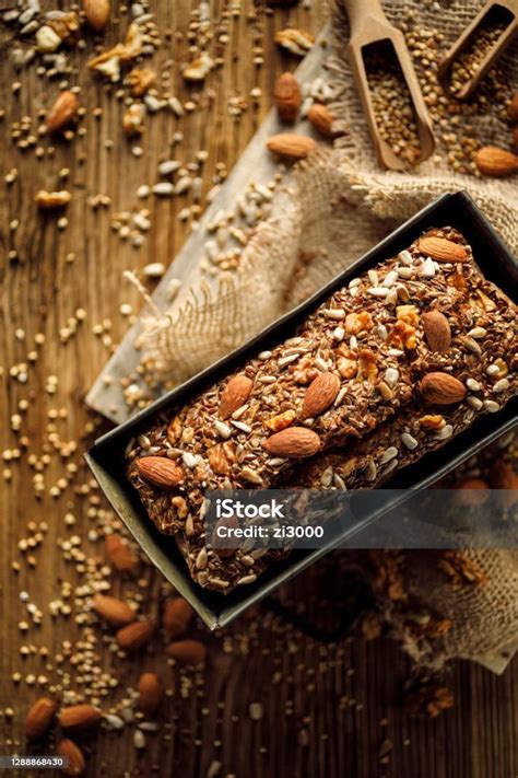 나무 테이블에 베이킹 주석에 견과류와 씨앗을 추가 한 홈메이드 메밀 빵 상단 보기 개념에 대한 스톡 사진 및 기타 이미지 개념 개념과 주제 건강한 생활방식 Istock