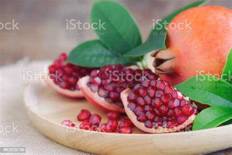 달콤한 고 배경이 나 벽지에 대 한 복사 공간 나무 테이블에 나무 접시에 육즙 인도 빨강 석류 높은 비타민 C와 좋은 피부를 위한 항 산화를가지고 맛 있는 하 고 건강 한