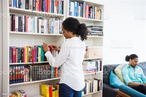 아프리카계 미국인 여자는 책장에서 책을 따기 책장에 대한 스톡 사진 및 기타 이미지 책장 2명 30 39세 Istock