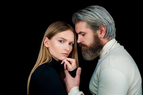 Closeup Retrato De Rosto De Casal Sensual Retrato De Um Jovem Casal Elegante Foto Premium