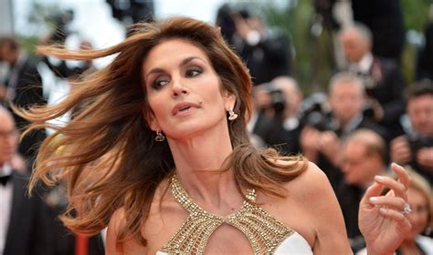 47 Erių Metų C Crawford įrodė Esanti Nepavaldi Laikui Delfi Veidai