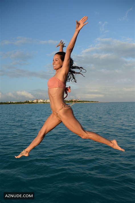 Brooke Burke Enjoys Her Vacation With Girlfriends By Renting A Boat During The Girls Trip To