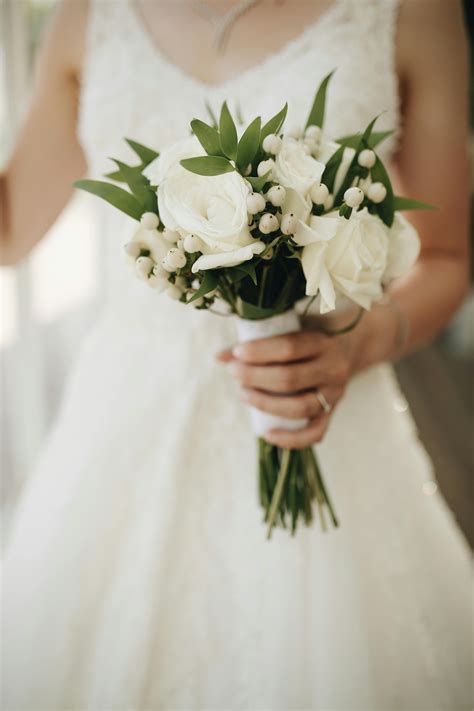 가운 결혼 결혼 사진 결혼 생활 결혼식 결혼식 말레이시아 결혼식 전통 꽃 꽃 장식 꽃꽂이 꽃다발 꽃다발을 들고 꽃무늬 꽃을 들고 신부 끈 레이스