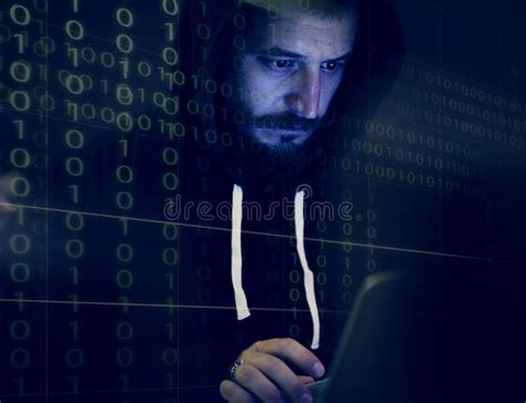 hacker der an computer cyberverbrechen arbeitet stockbild bild von