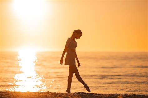 Silueta De La Hermosa Chica Disfrutando De La Hermosa Puesta De Sol En