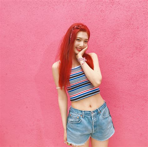 빨간머리 배꼽티 조이