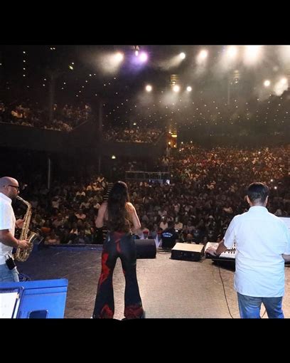 هيفاء وهبي بإطلالتين مختلفتين في حفلها باليونان فستان أحمر وجامبسوت