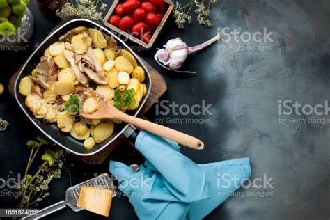 프라이팬에 튀긴 감자 덩굴와 향신료와 함께 이동합니다 맛 있는 수 제 점심 회색 배경 및 텍스트에 대 한 장소 최고의 볼 수