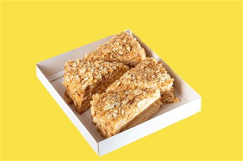 커스터드를 곁들인 축제 퍼프 페이스트리 케이크 가벼운 배경에 부스러기로 뿌려 생일 휴일 과자 0명에 대한 스톡 사진 및 기타 이미지 Istock