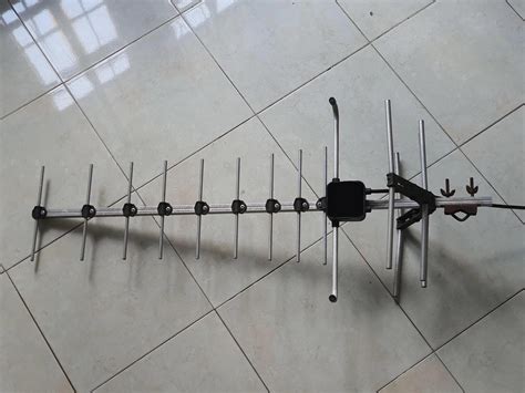 Why Is My Uhf Antennas Driven Element Longer Than Its Reflector And Bent Upwards At Ends What