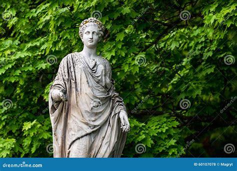 Marmeren Standbeeld Van Roman Ceres Of Griekse Demeter In Het Park Van Het Paleis En Park
