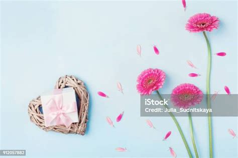 분홍색 거 베라 꽃 마음 선물 상자 블루 탁상용 보기에 생일 여자 또는 어머니 날에 대 한 인사말 카드 3월에 대한 스톡 사진 및 기타 이미지 Istock